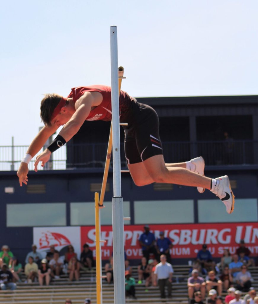 Raiders’ Layton breaks through with PIAA vaulting gold - Herald-Standard